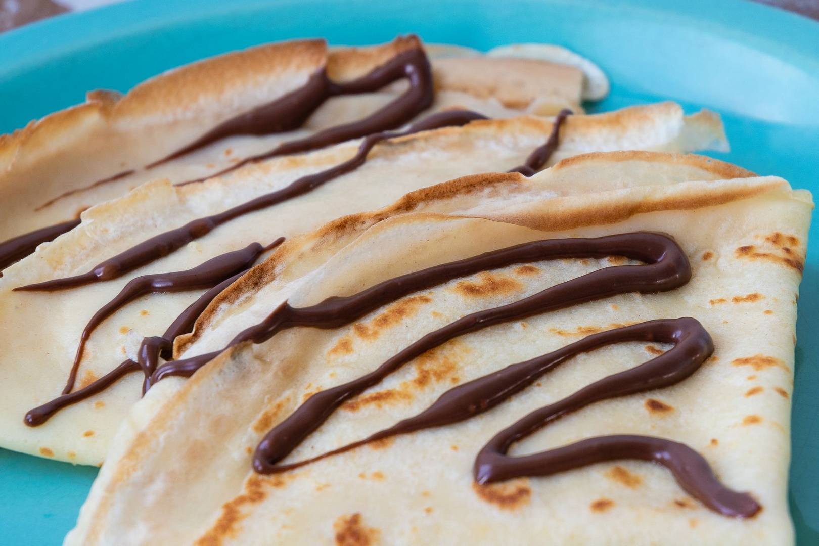 Mennyei francia palacsinta csokis krémmel töltve: a tésztája pillekönnyű