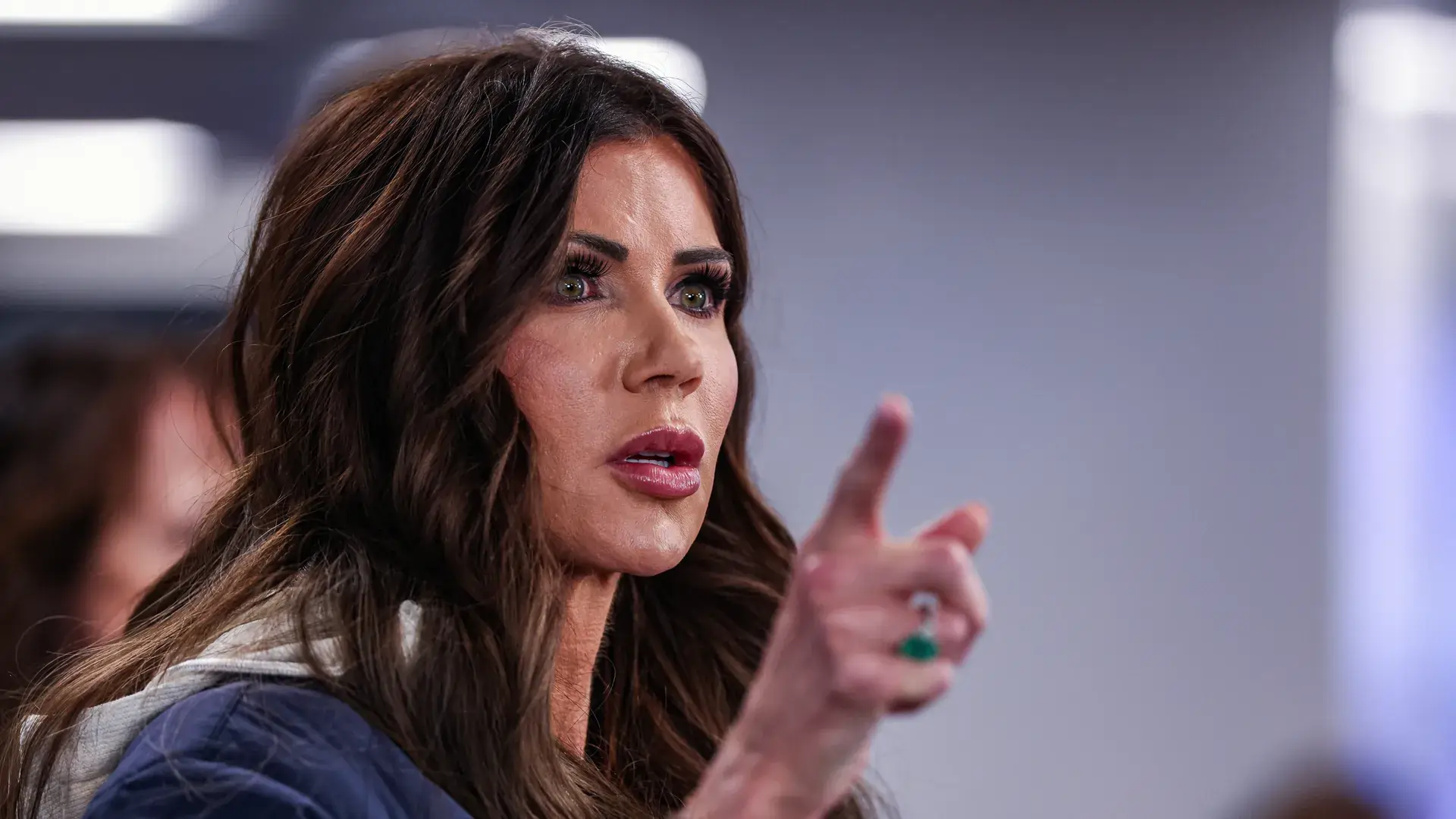 I democratici chiedono a Kristi Noem (Segretario alla Sicurezza Interna ...