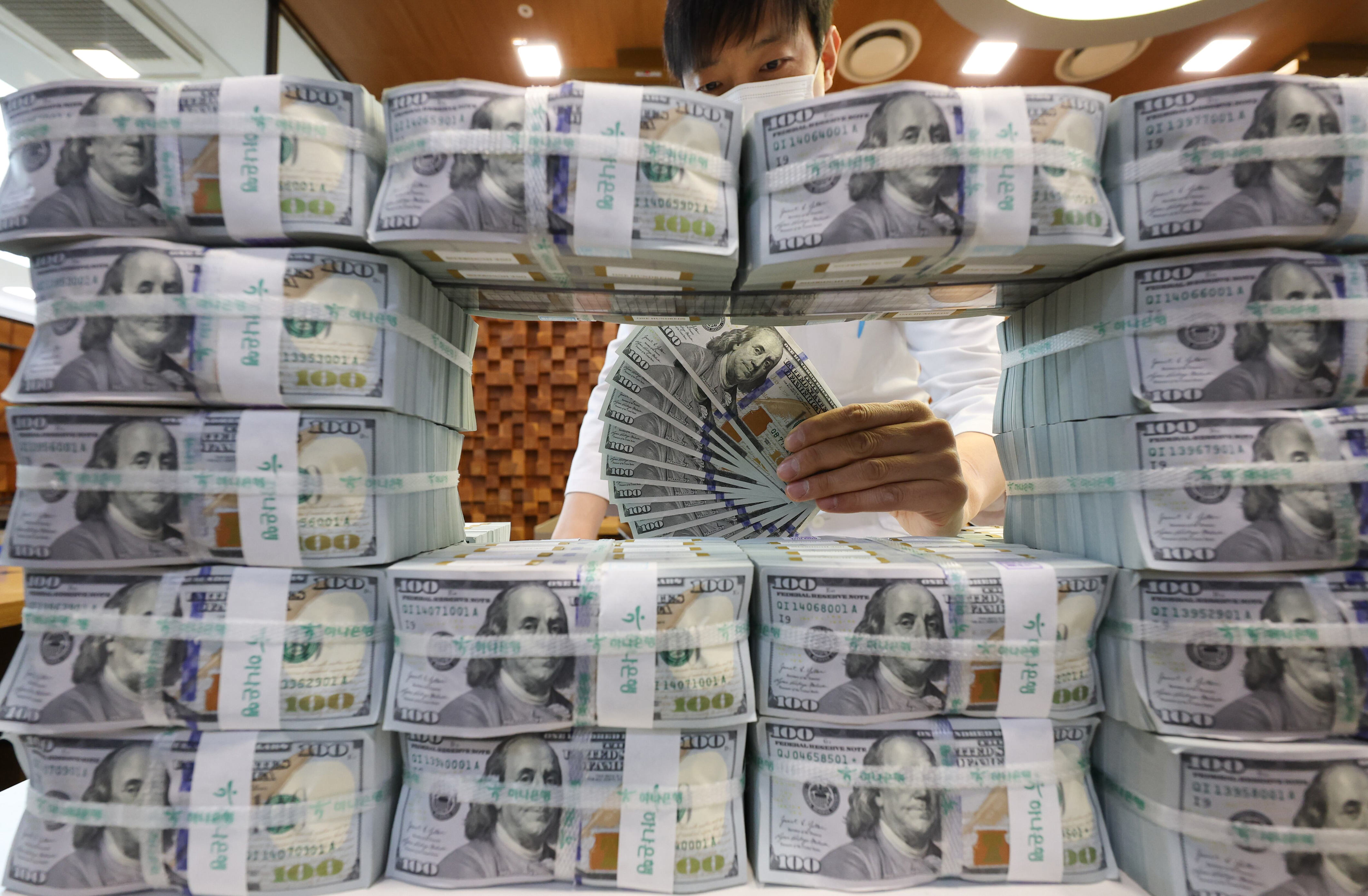 South Korea's foreign currency deposits rise for second month
