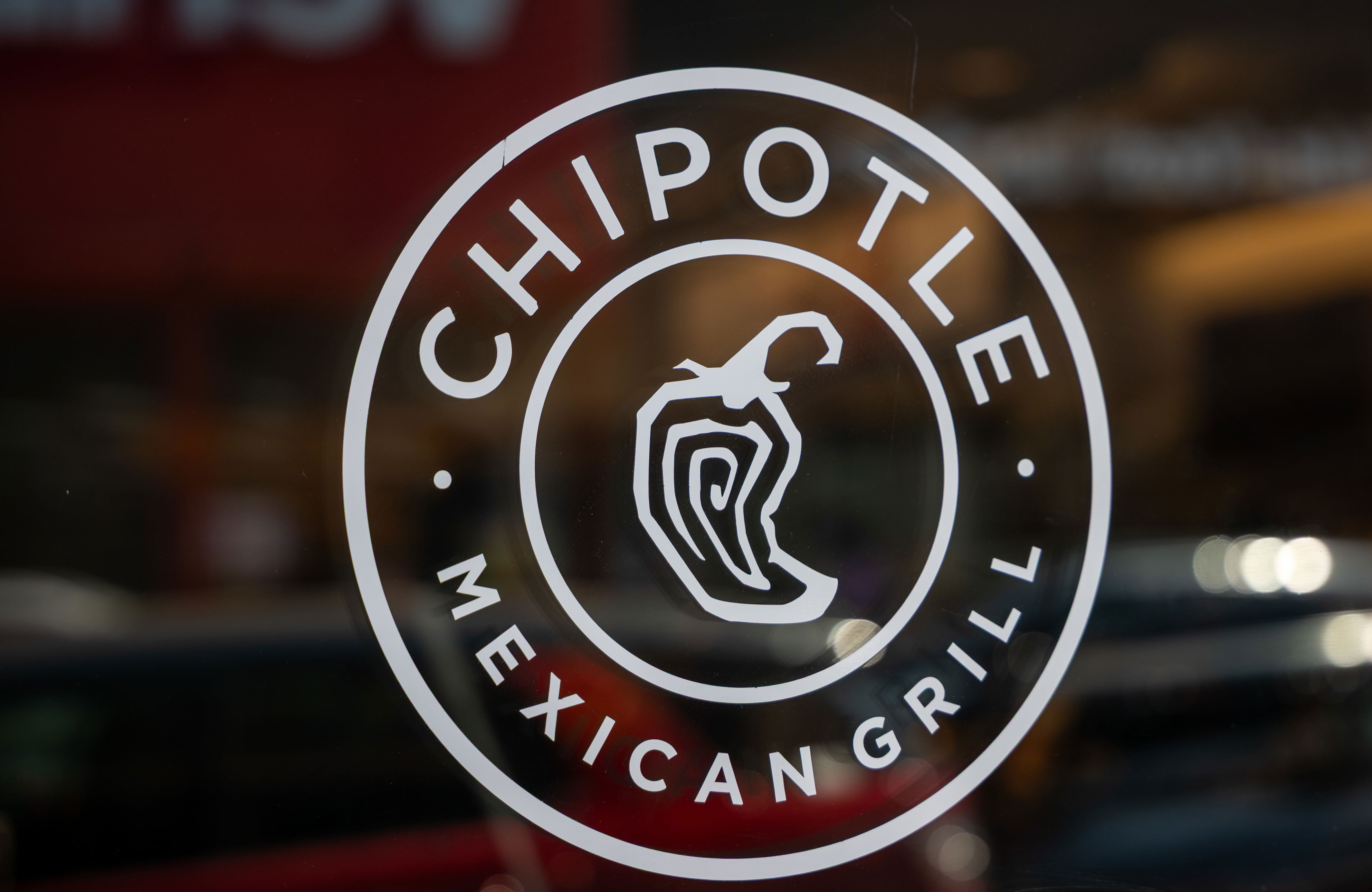 Did Chipotle donate $15K to ICE agents? Restaurant chain refutes viral ...