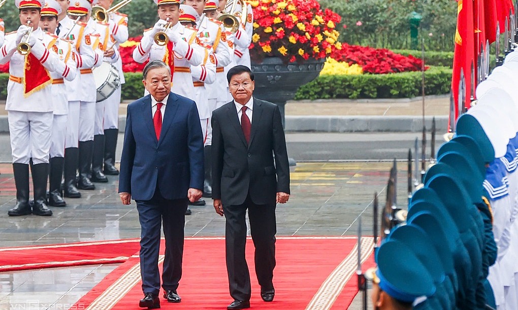 Vietnam fires 21-gun salute to welcome top Lao leader arriving in Hanoi ...