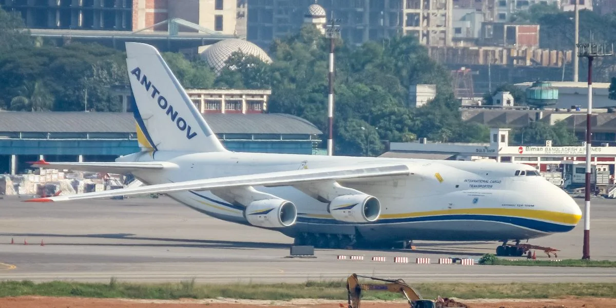Russisches Flugzeug in Kanada gestrandet und verursacht Parkgebühren ...