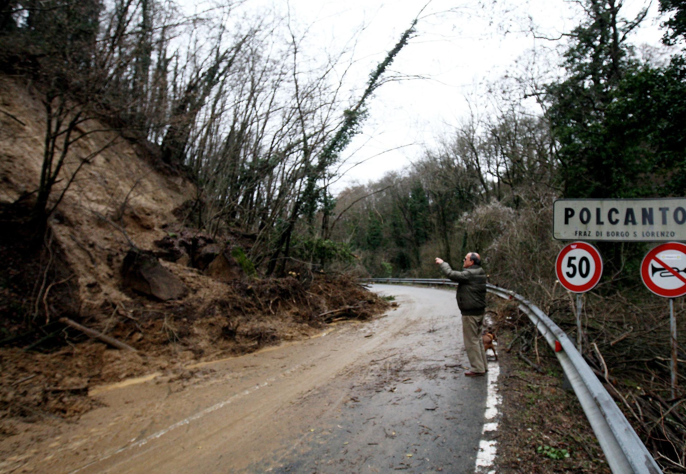 Faentina, percorso a ostacoli. Due nuove frane per la pioggia. Strada a ...
