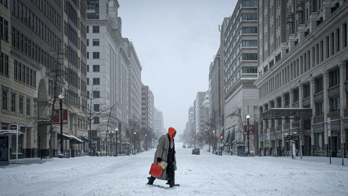 El temporal en EE. UU., en vídeo: apagones, nieve y vuelos cancelados