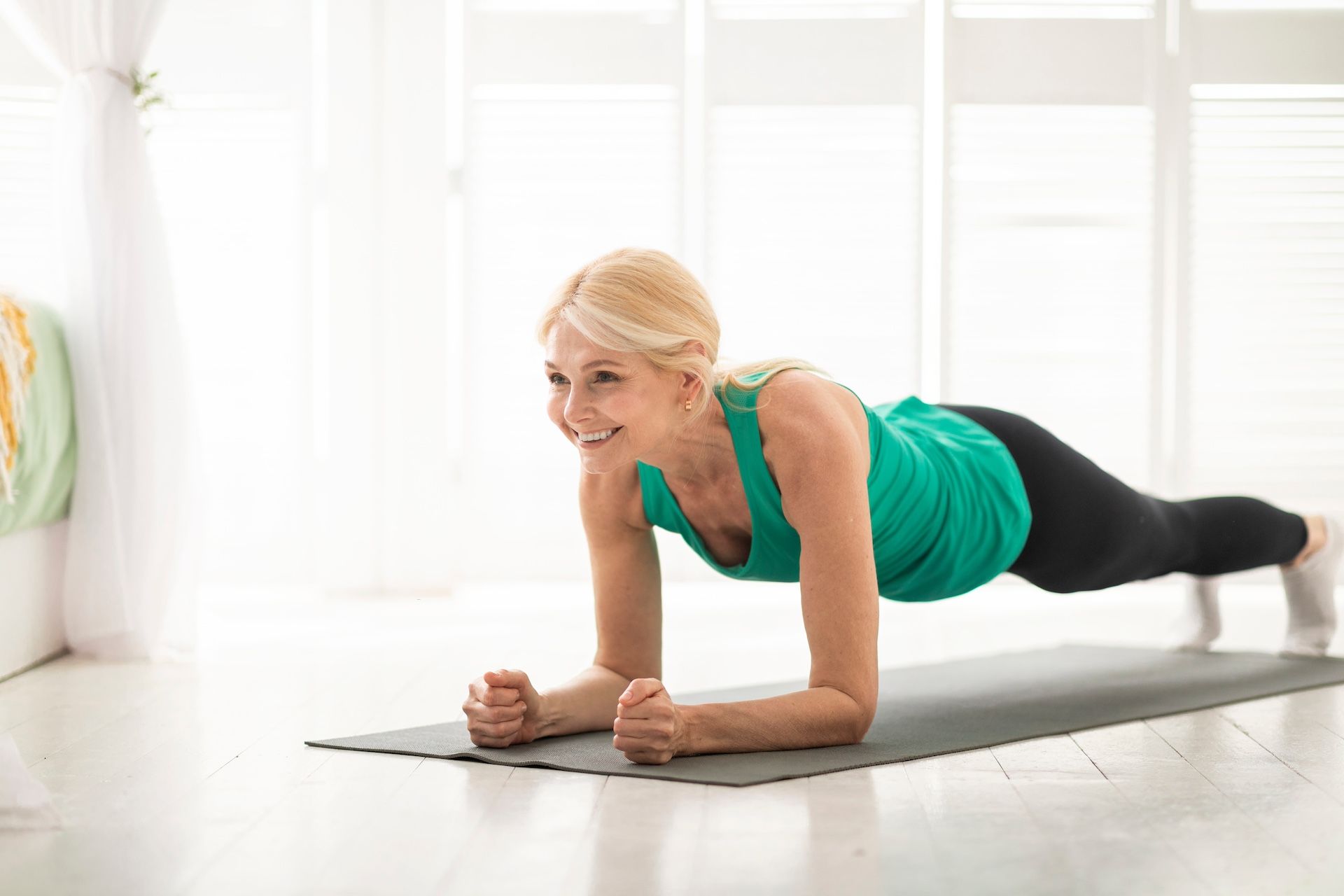 Fini la planche, voici le meilleur exercice de Pilates au mur pour ...