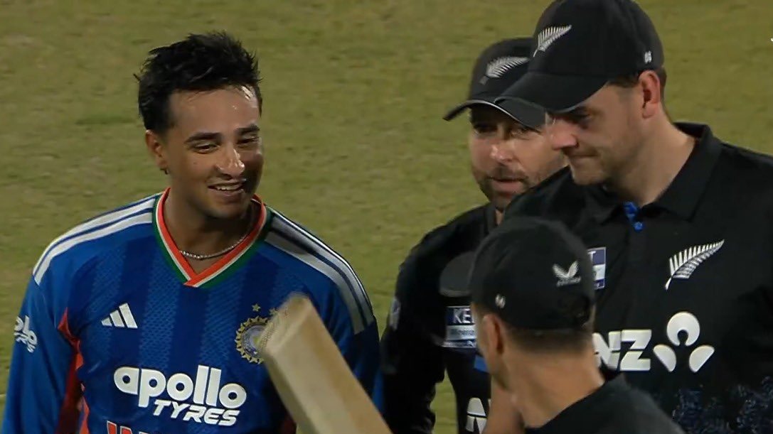 Spring in the bat? Why New Zealand players inspected Abhishek Sharma's bat