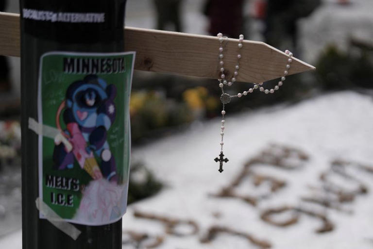Federal officials dig in on Minneapolis shooting narrative ...