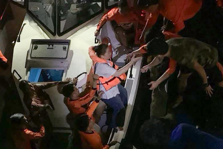 At least 15 dead after ferry carrying hundreds capsizes in Philippines