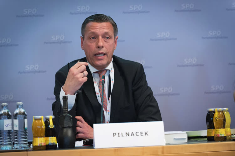 Carla Bruni : « Quelqu’un m’a dit » et ce quelqu’un, c’est son iPhone