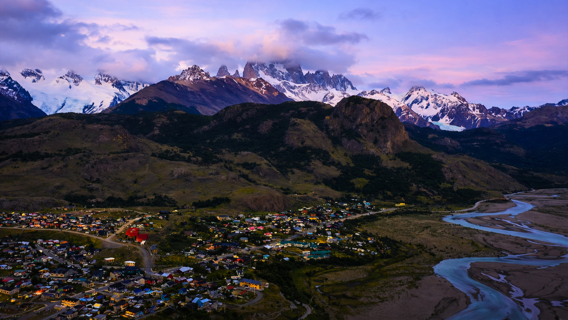 Bunte Stadt unter verschneiten Gipfeln