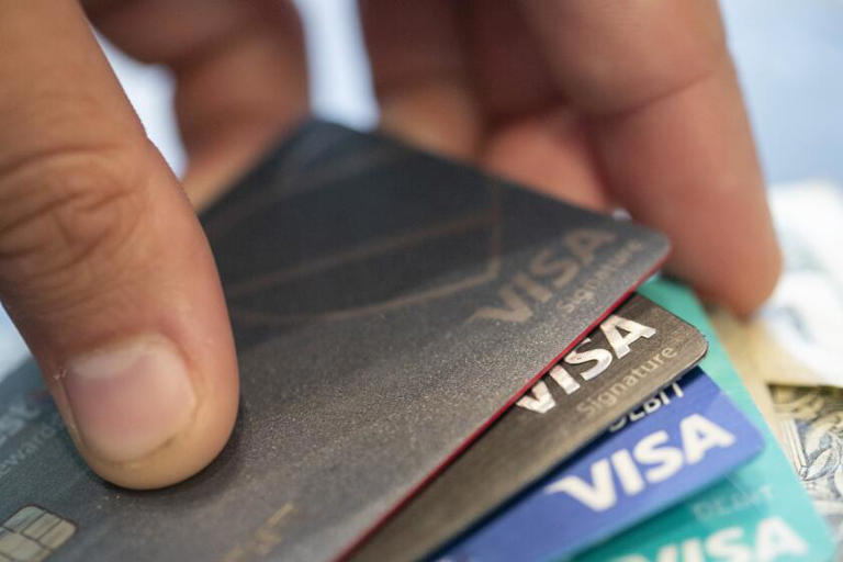 Contributor: The weird bipartisan alliance to cap credit card rates is ...