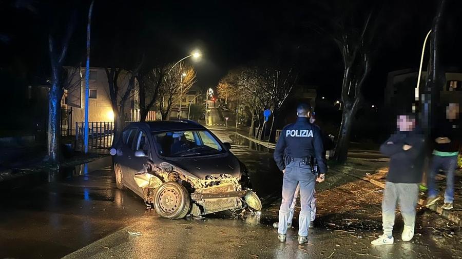 Carbonia, auto contro un albero in via Lucania: nessuna traccia dell ...