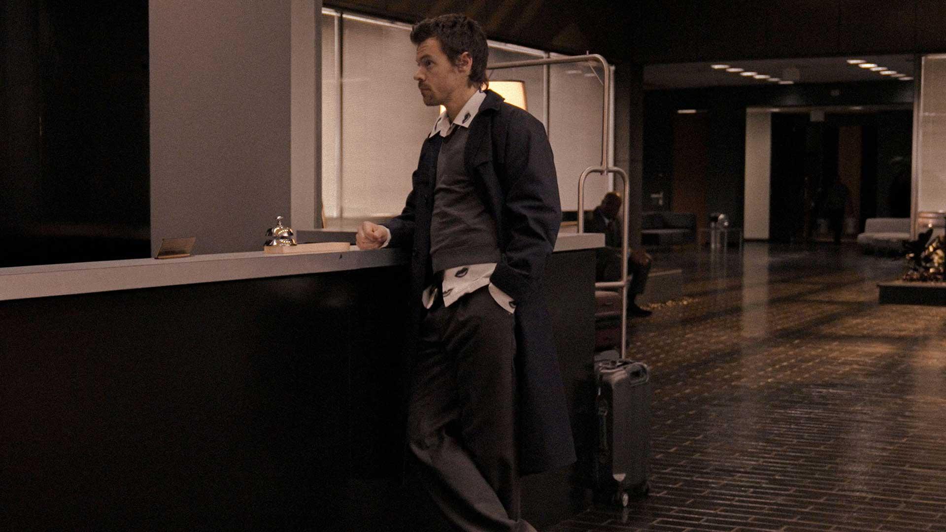 Harry Styles rockt Prada in video bij 'Aperture'