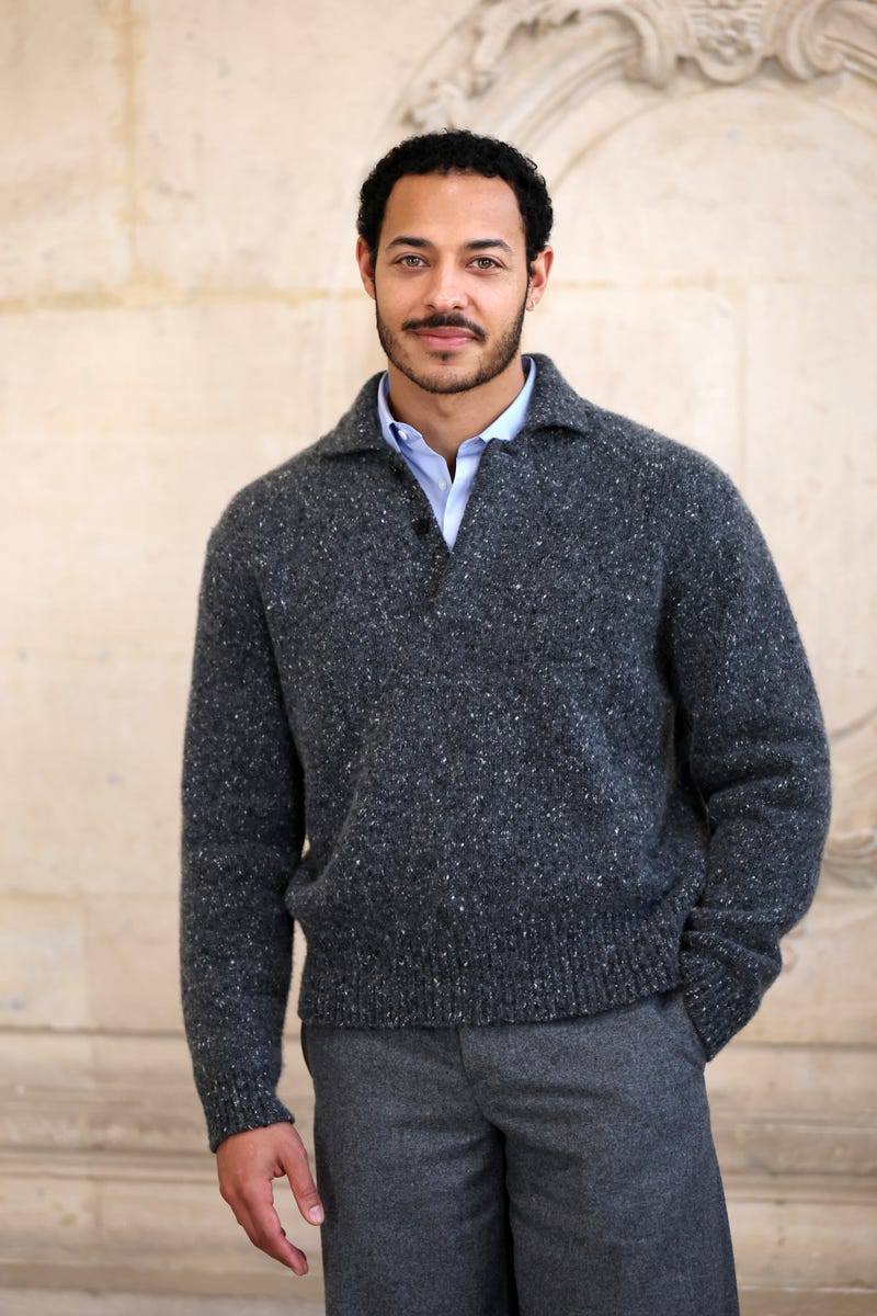 Look monocromático en gris con camisa azul: la combinación que mejor ...