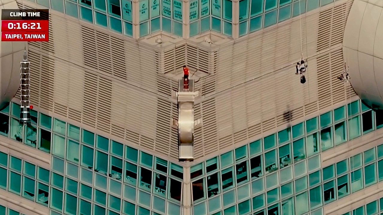 Without safety rope: Extreme climber scales 500-meter skyscraper in Taipei