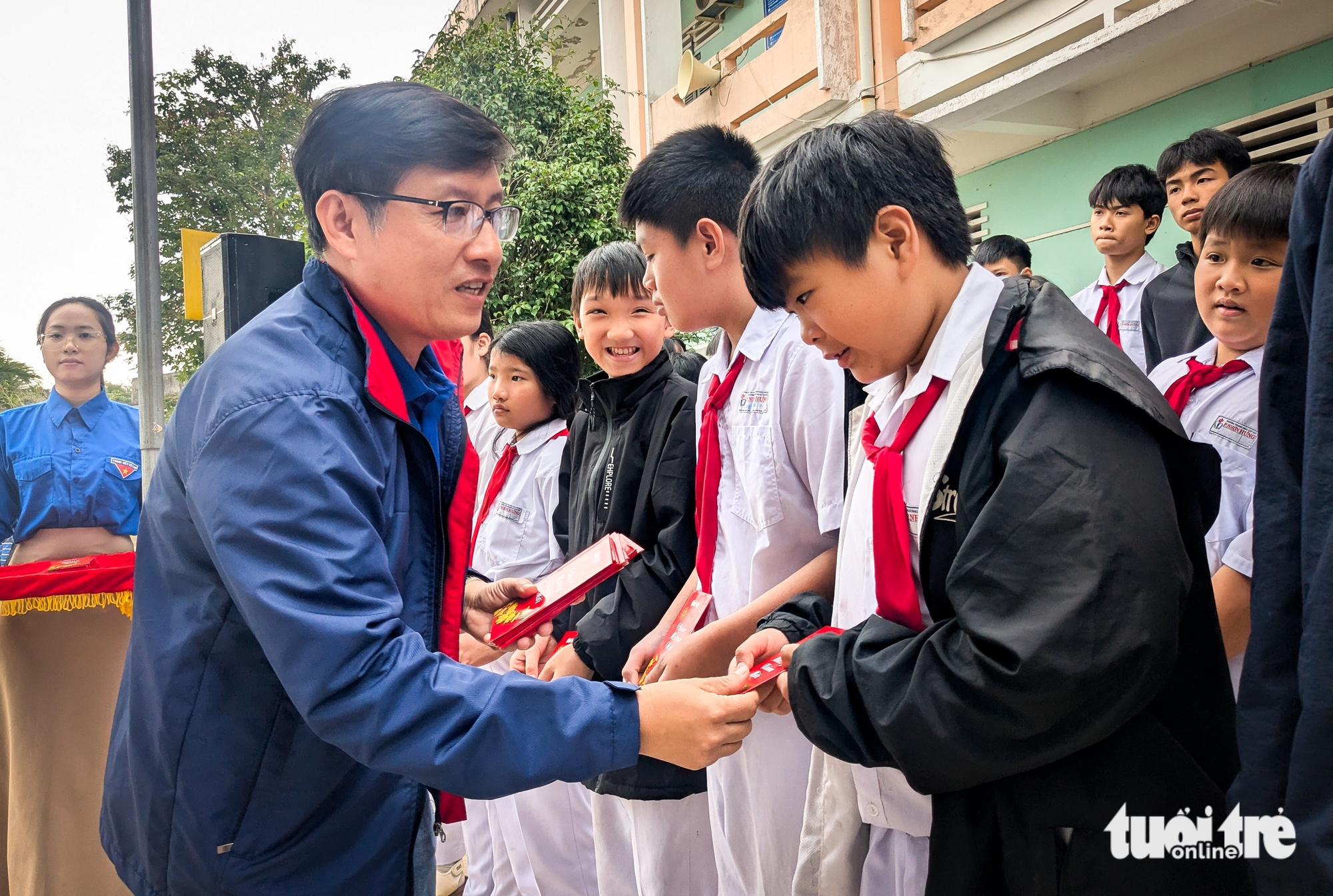 Bao lì xì và quà 'Tết sẻ chia' của Tuổi Trẻ đến với 1.000 học trò vùng ...