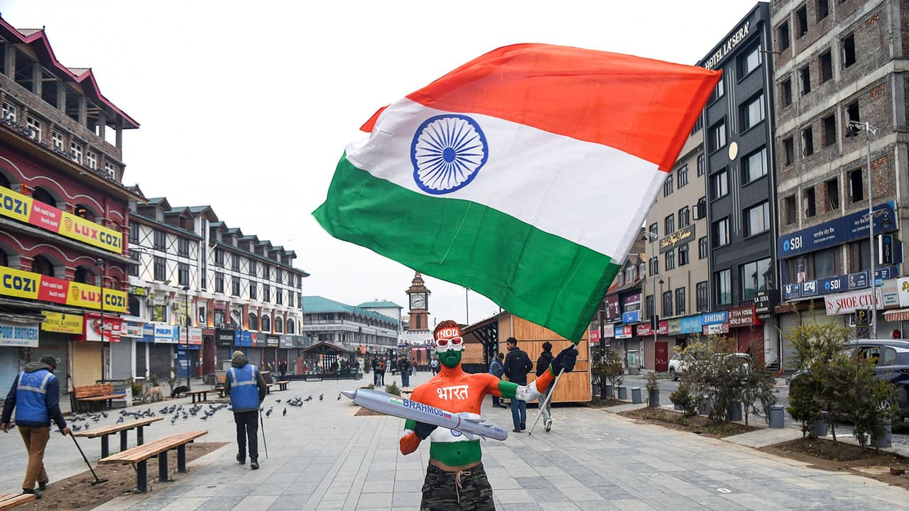 Gujarat man celebrates R-Day in Srinagar's Lal Chowk with BrahMos model