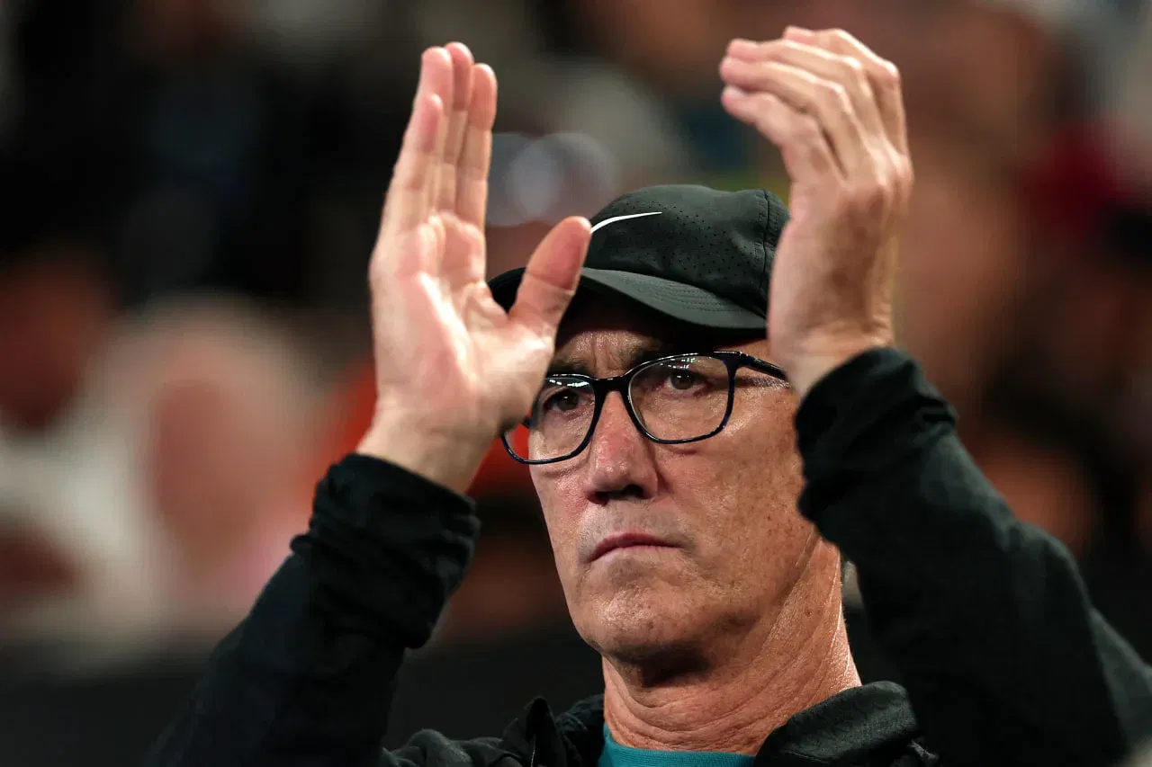 Sinner's coach Cahill breaks silence on Australian Open roof ...