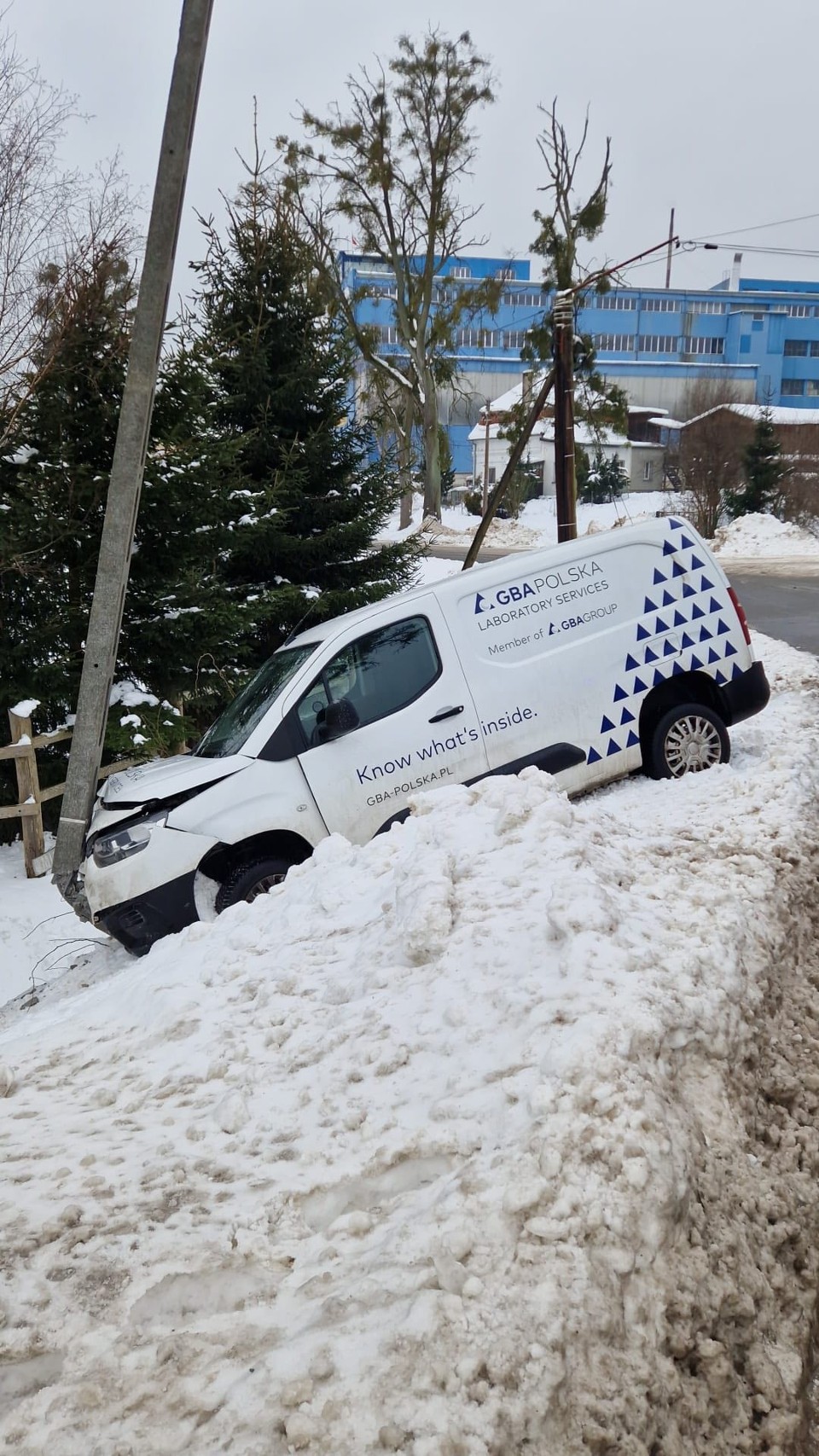 Gołoledź na drogach Powiśla i Żuław. Ciężarówka ześlizgnęła się z ...