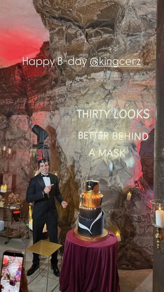 Goffredo Cerza compie 30 anni, la festa “misteriosa”: la sorpresa a ...