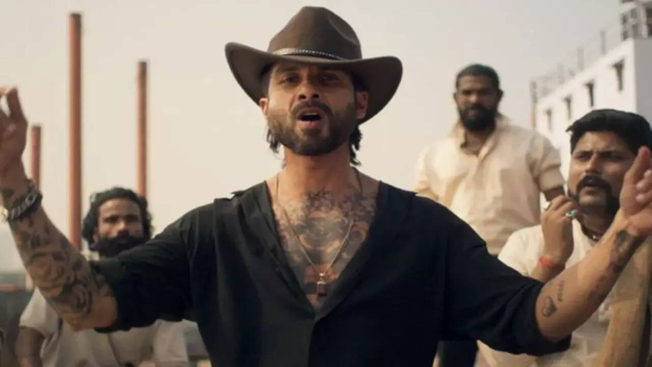 'O’Romeo' song 'Aashiqon Ki Colony' teaser: Shahid Kapoor and Disha ...