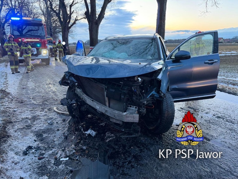 Groźny wypadek koło Jawora. Ratowników wezwał system eCall. Jedna osoba ...