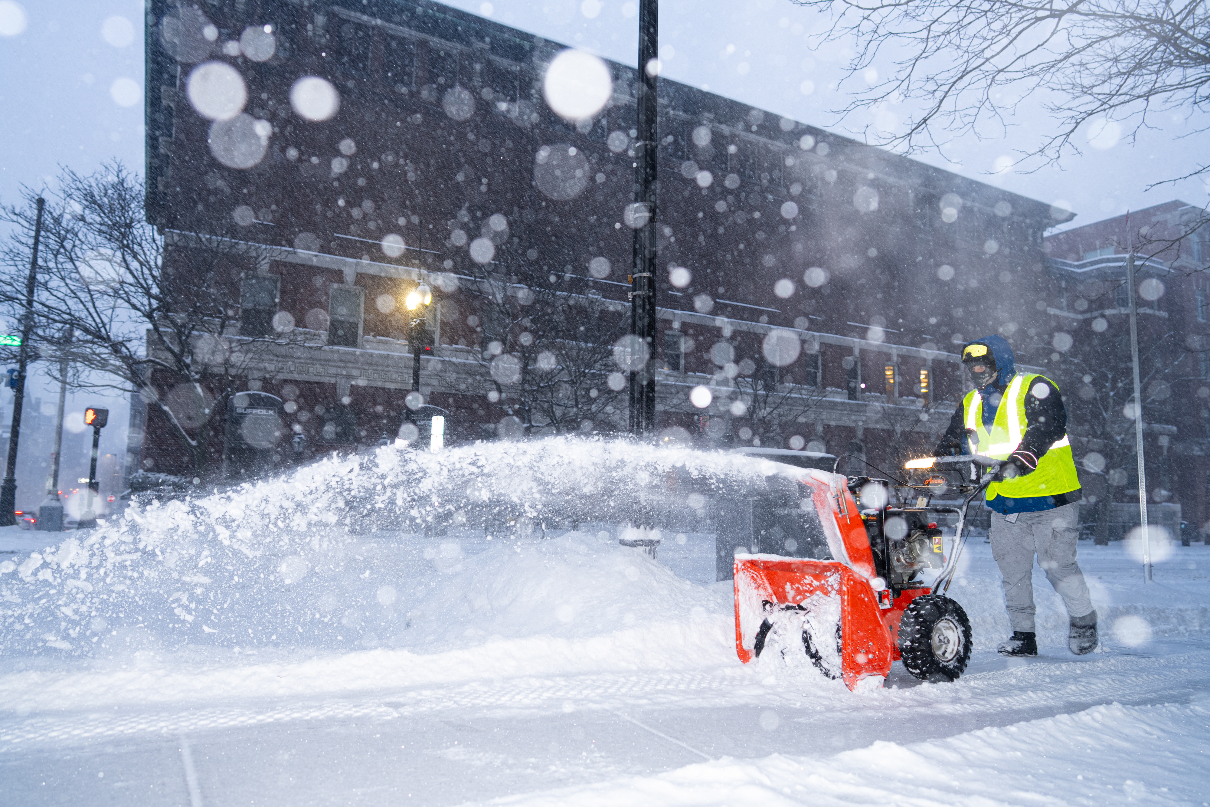 Live updates: Day 2 of major snowstorm sweeping New England