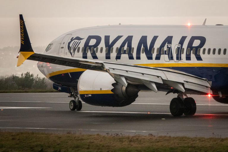 Ryanair demands passengers stop wearing one popular item of clothing on ...