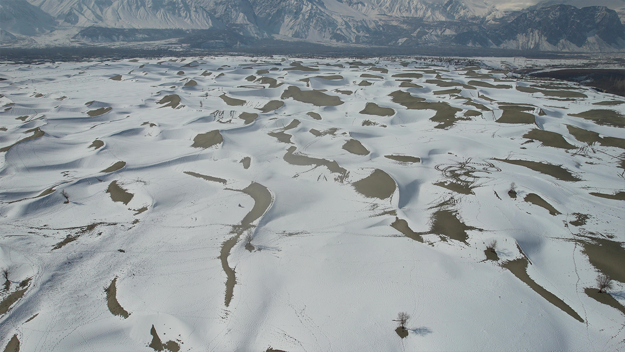 When snow meets desert! Aerial footage of the enchanting cold desert in ...