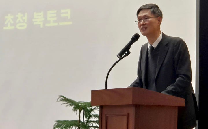 Former Constitutional Court chief slams Democratic Party's judicial reform