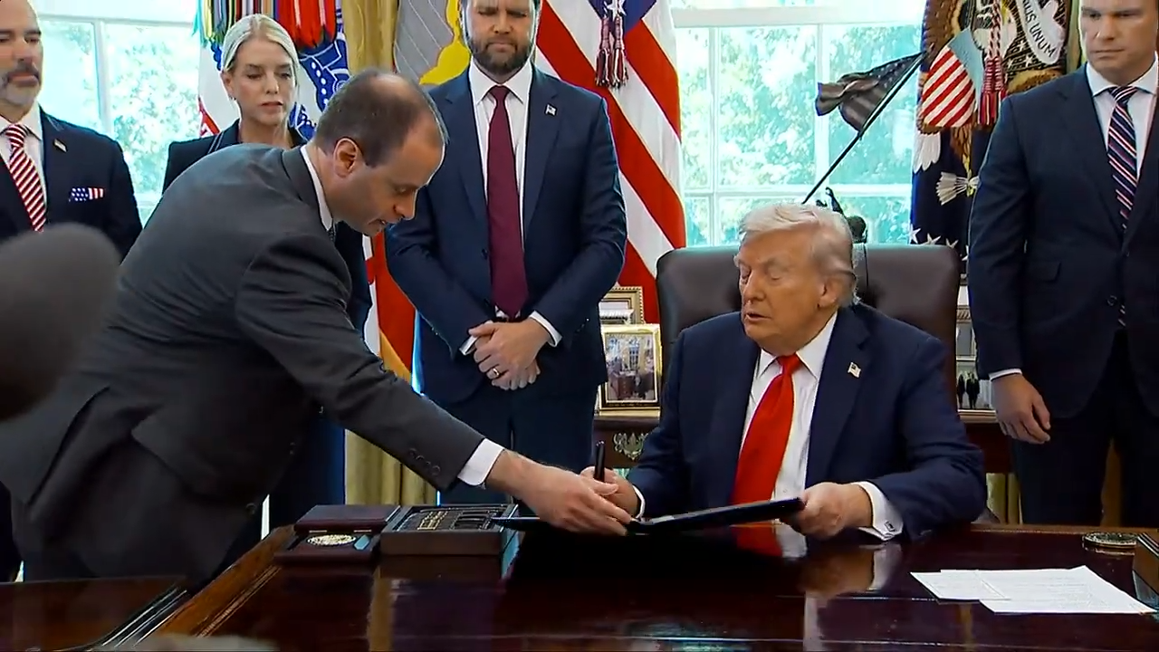 'Could you say exactly what this is?': Trump exposes his fake ...