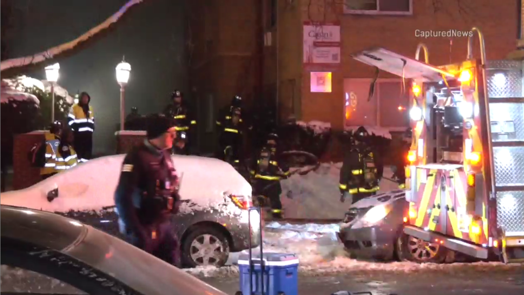 Fire whips through apartment building in Chicago's West Ridge ...