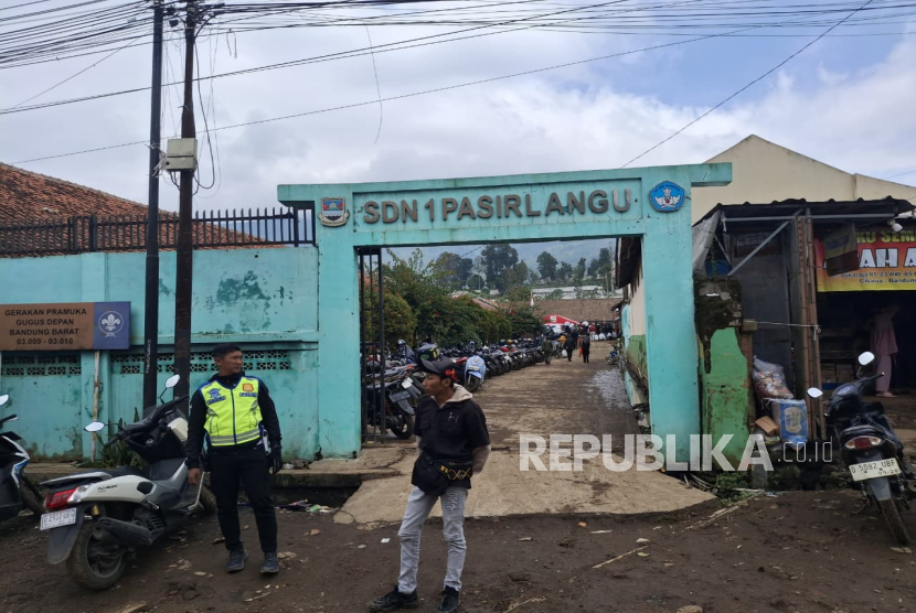 Siswa di tiga sekolah dekat lokasi longsor di Bandung Barat belajar daring