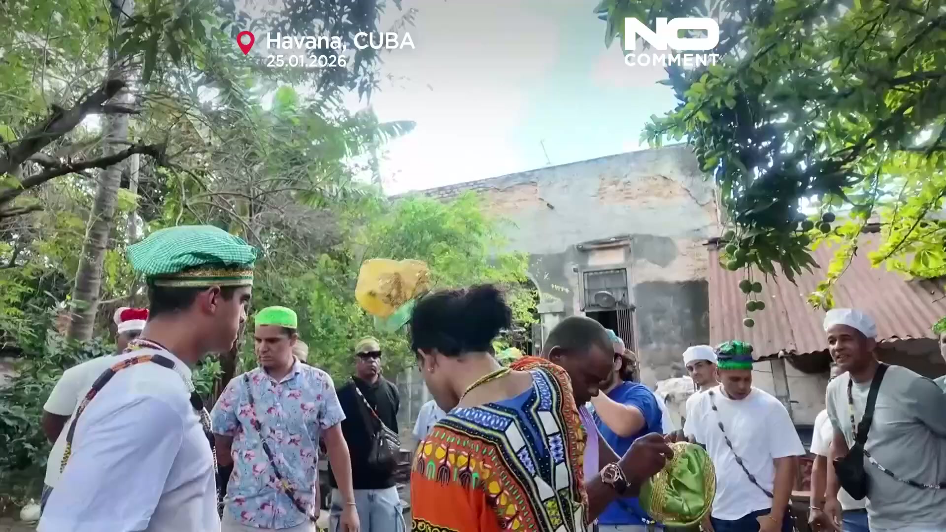 Les santeros cubains font des offrandes et prient les divinités pour la ...