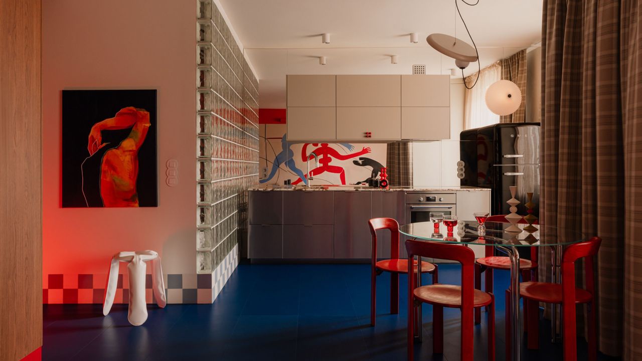 This Warsaw apartment embraces rhythm with Bauhaus colors and lively ...