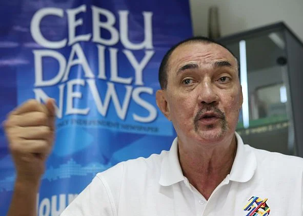 Mon Fernandez hands trophy named after him to PBA press MVP