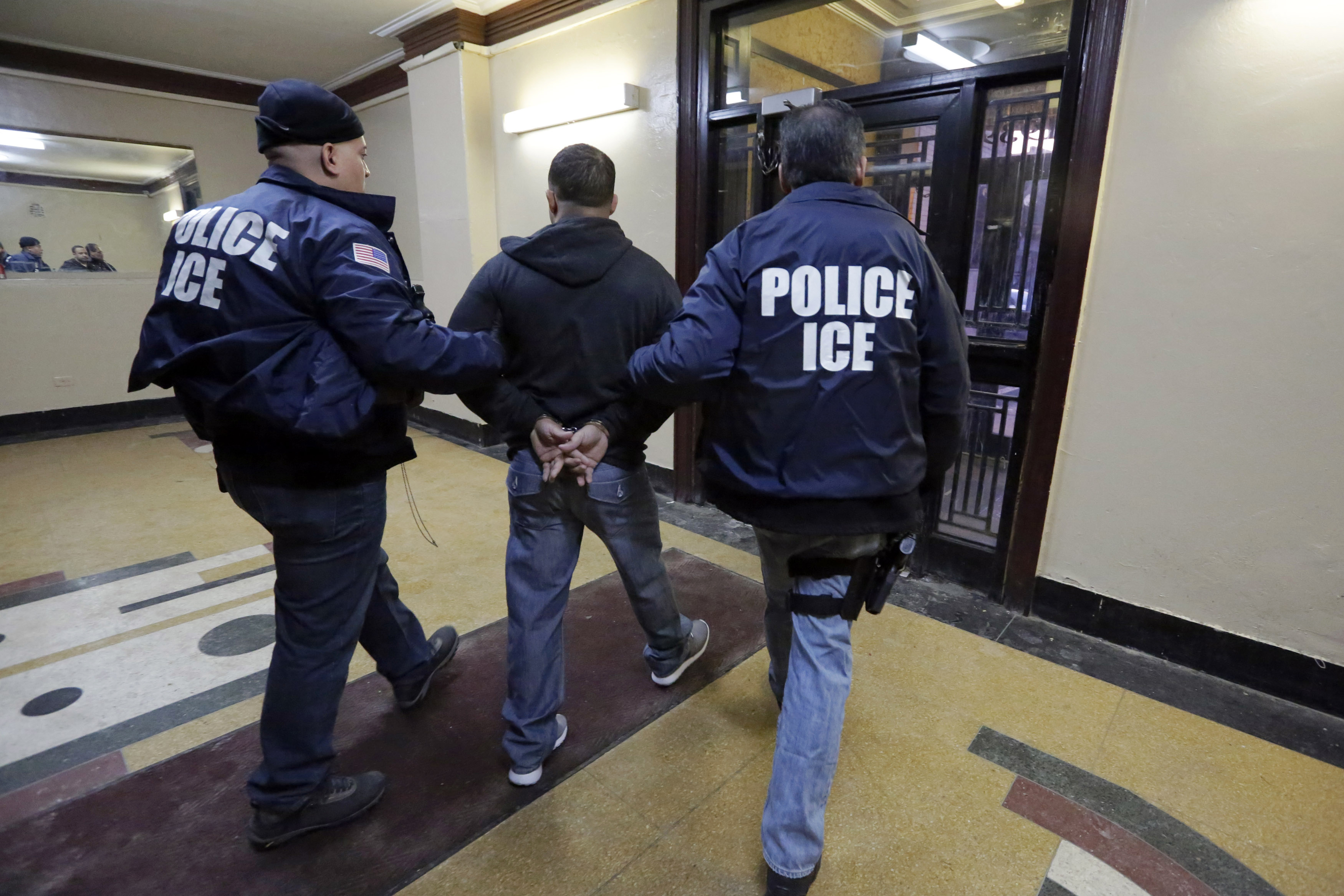 ICE arresta a más latinos sin historial criminal, indica estudio de UCLA
