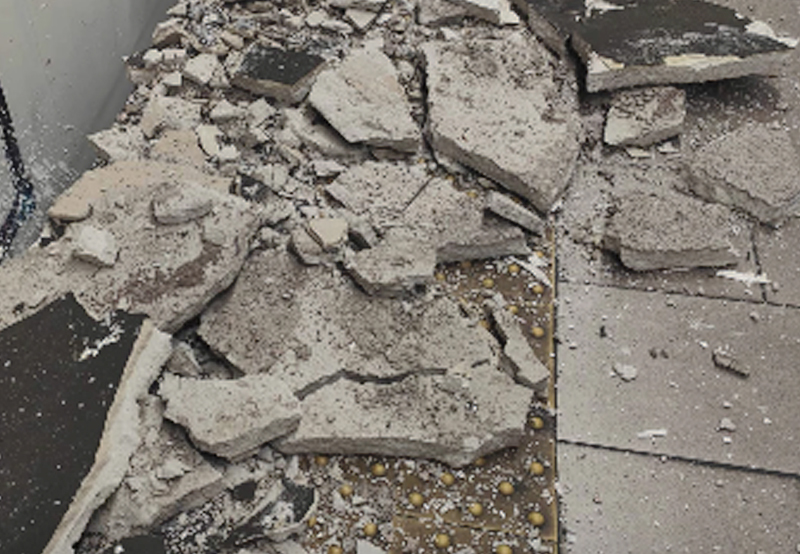 Crollo alla stazione metro di Cinecittà: pannelli del soffitto ...