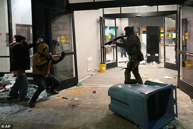 Protesters lay siege to Minnesota hotel in chaotic scene amid unrest in ...