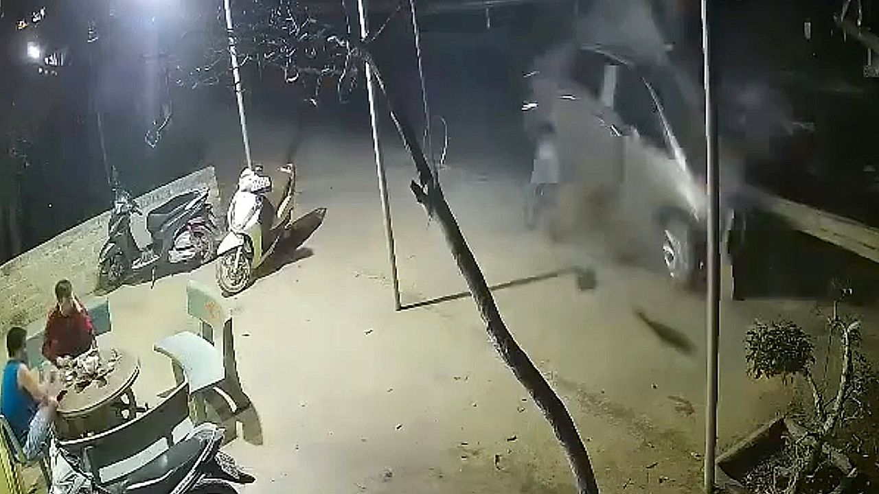 Driver smashes into barrier at high speed, walks out of car like ...