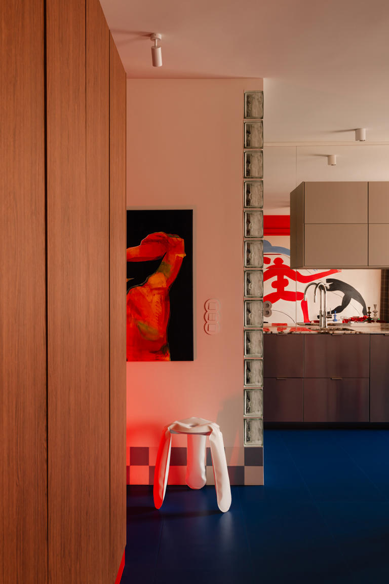This Warsaw apartment embraces rhythm with Bauhaus colors and lively ...