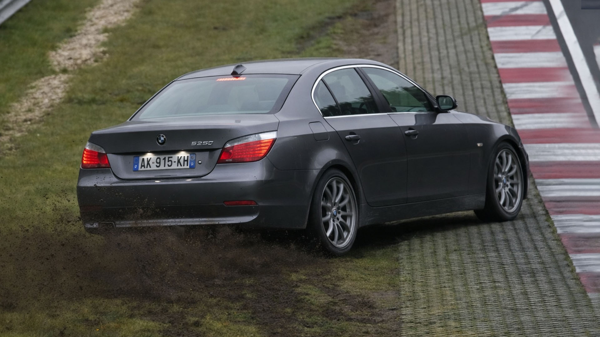 Car almost crashes during lap at Nordschleife