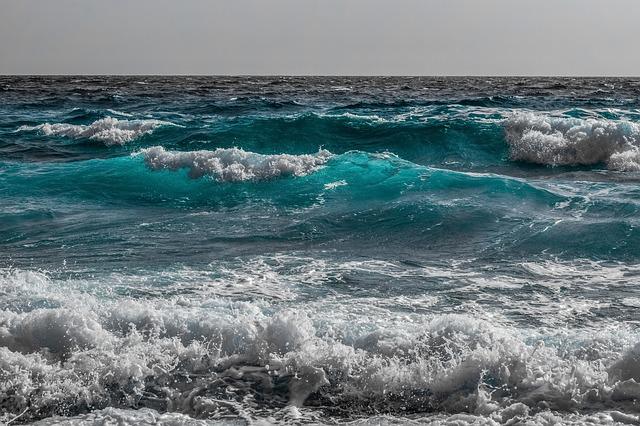 Immane tragedia in mare, affonda traghetto: morti e dispersi