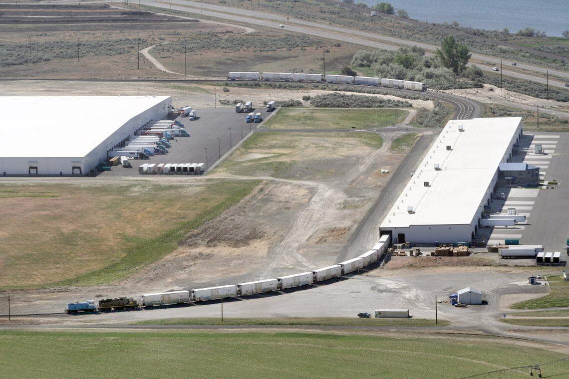 Workers evacuated after leak at large warehouse southeast of Pasco
