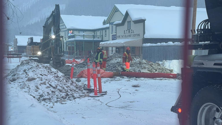 Students going back to class in Dawson City after frozen sewer line fixed