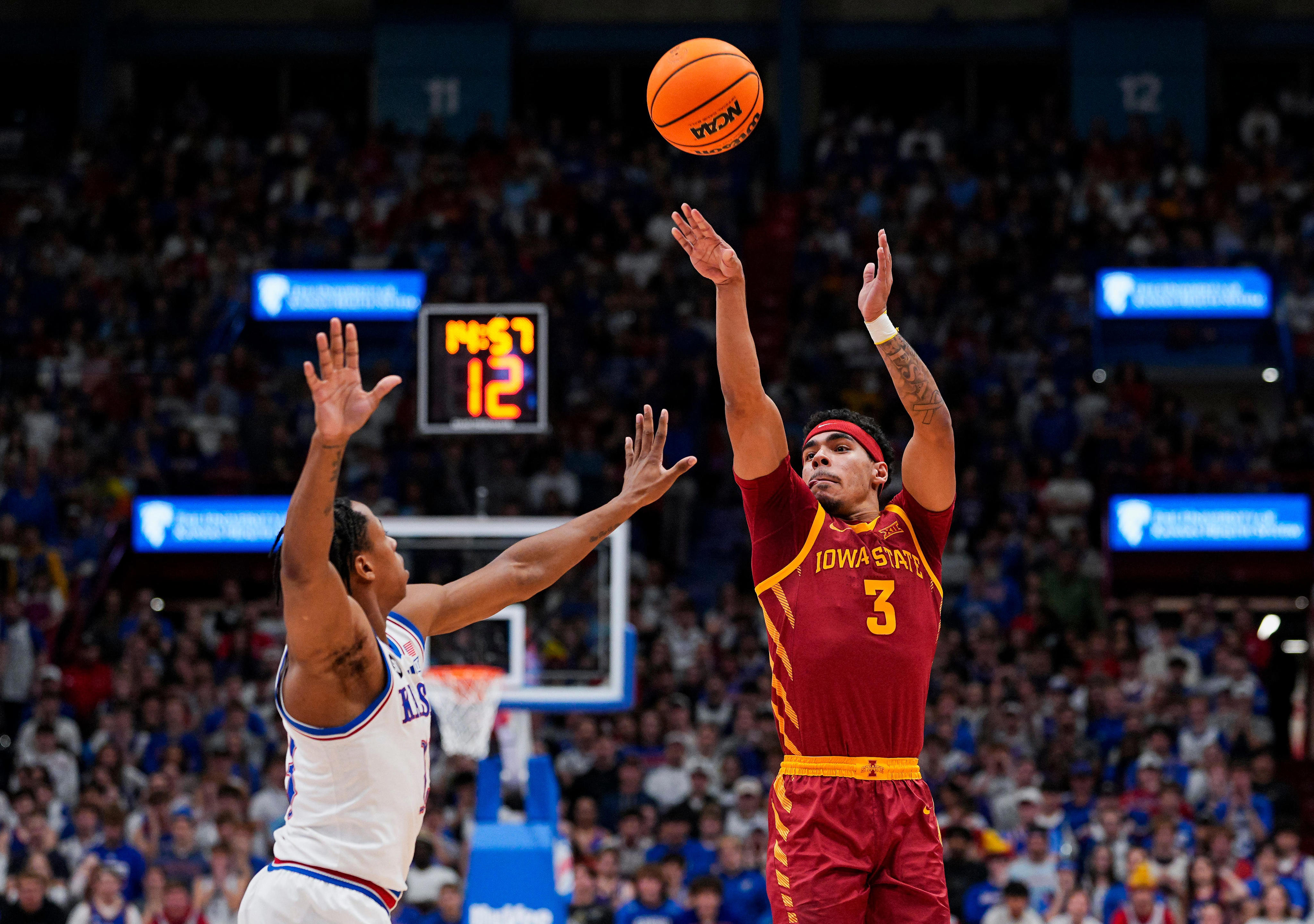 No. 25 Kansas basketball upsets No. 2 Iowa State at Allen Fieldhouse