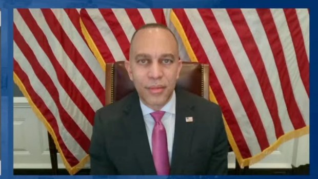 Hakeem Jeffries compares 'CBS Evening News' to LindellTV after Tony ...