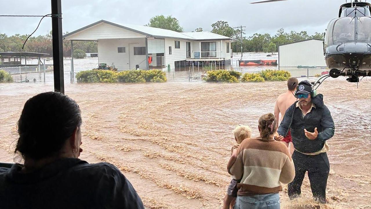 Flood threat swaps towns as army of volunteers clean up