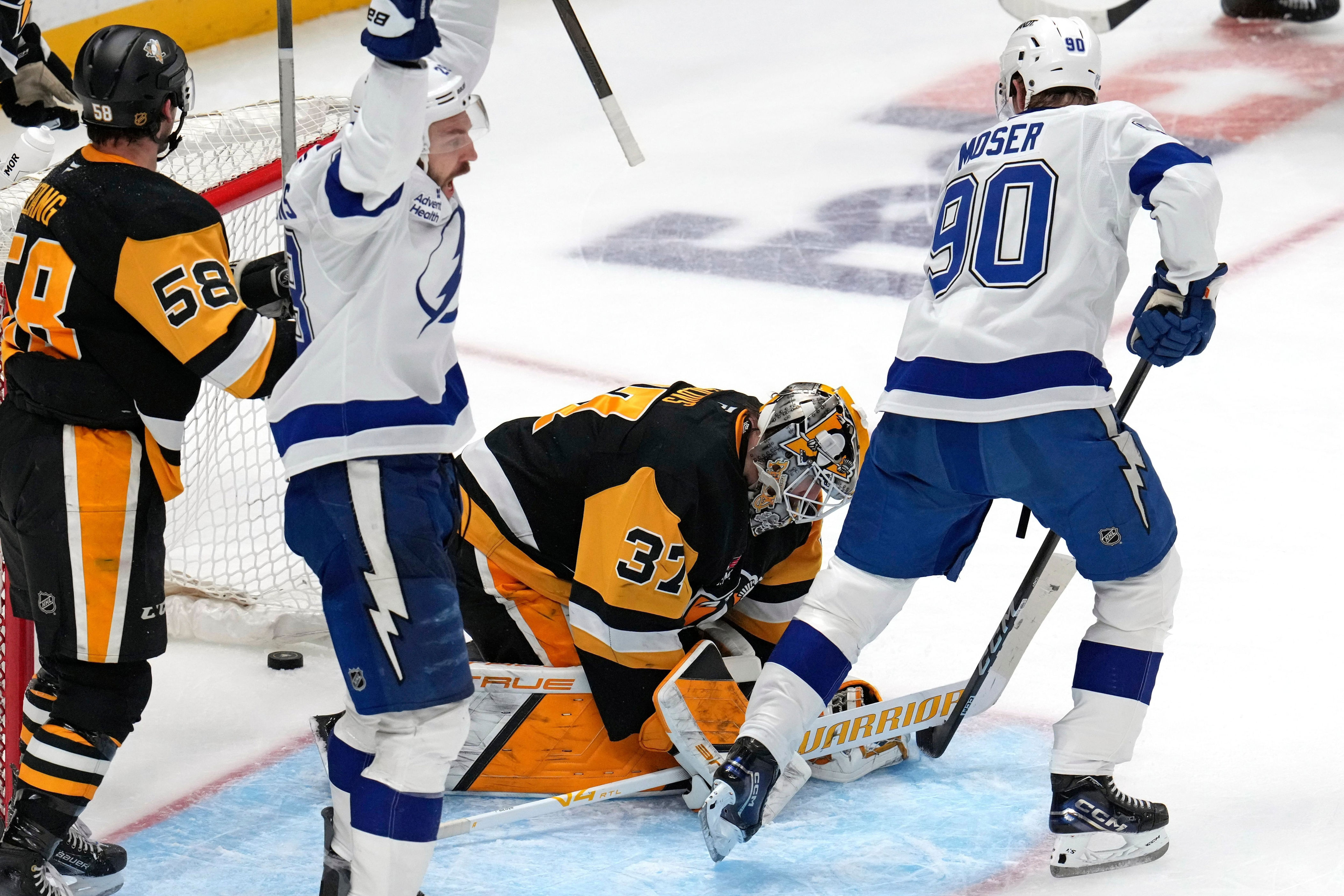 Penguins struck down by Lightning in goalie duel