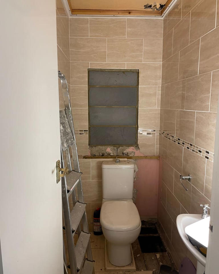 Before & after: This '90s beige bathroom now looks boutique-hotel